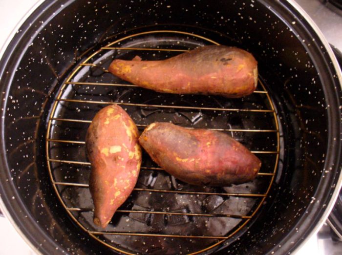 શક્કરિયા કેવી રીતે ખાવા જોઈએ? ઉકાળી ને કે આગ માં રાંધીને? તમારા માટે કઈ ...